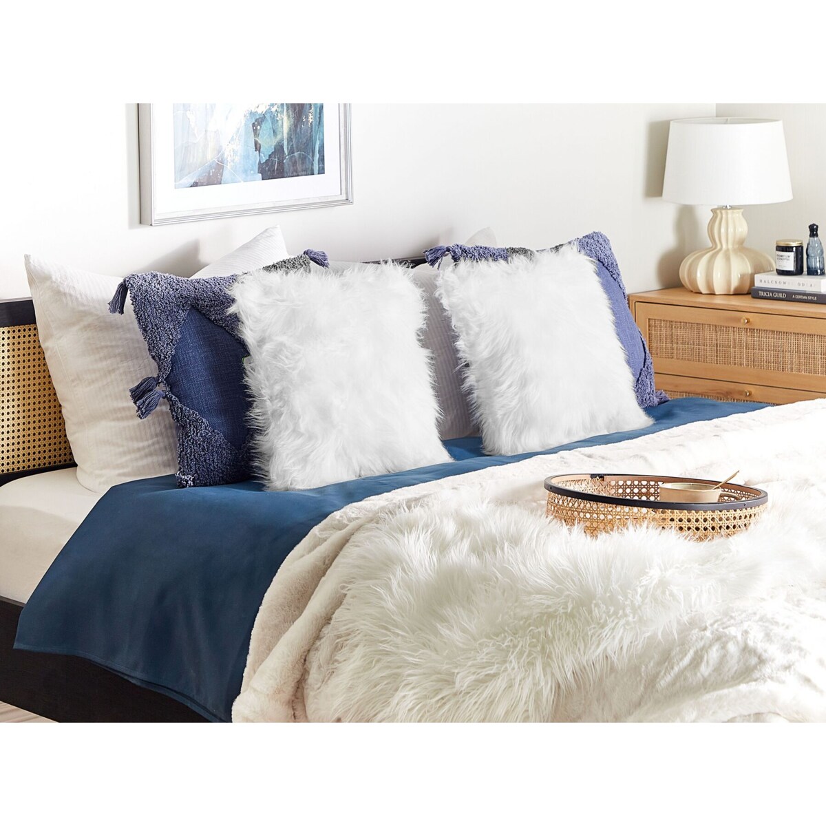 Dwie poduszki dekoracyjne włochacze futrzak sztuczne futro 42 x 42 cm białe Lubha