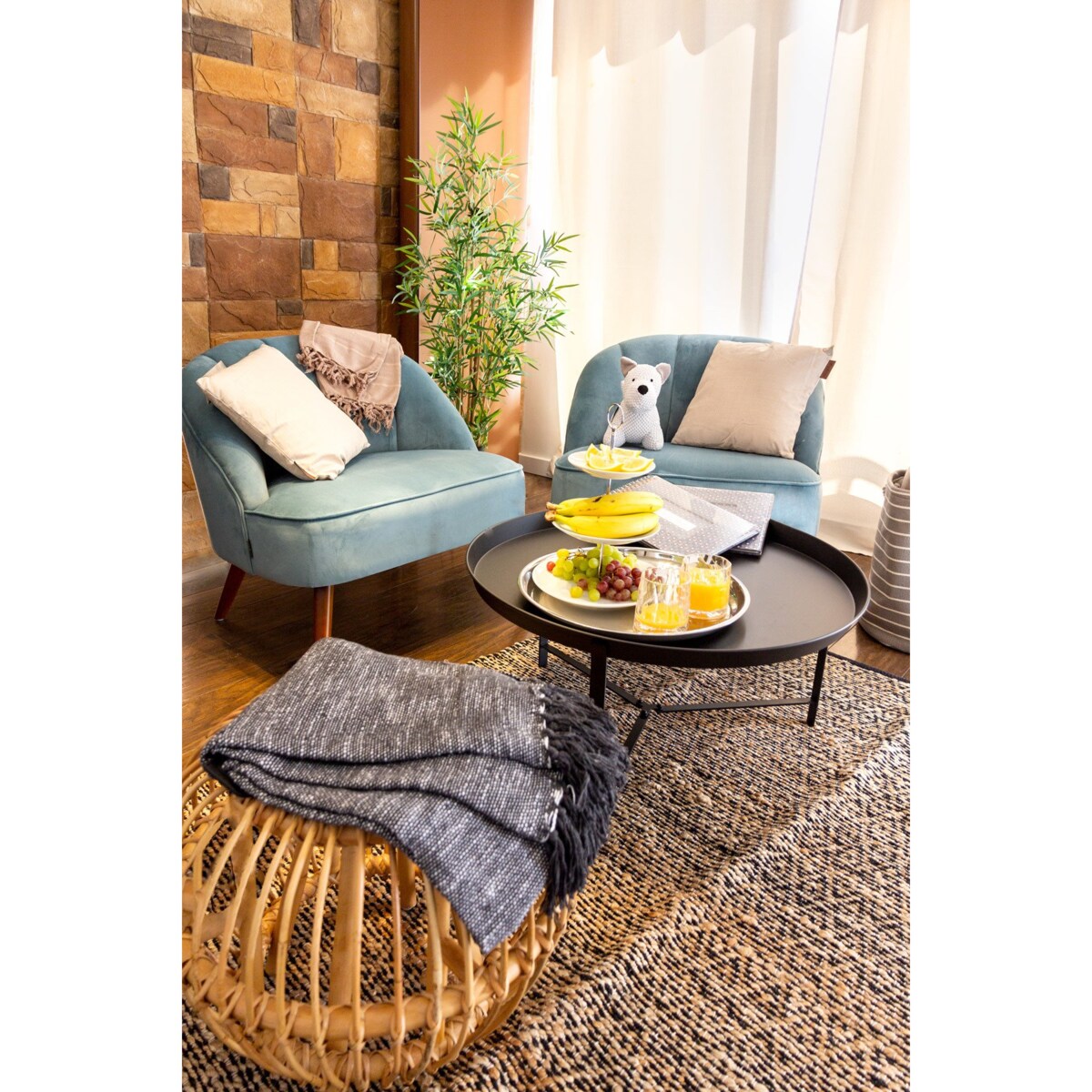 Fotel wypoczynkowy do salonu tapicerką, modne i wygodne krzesło | home&you